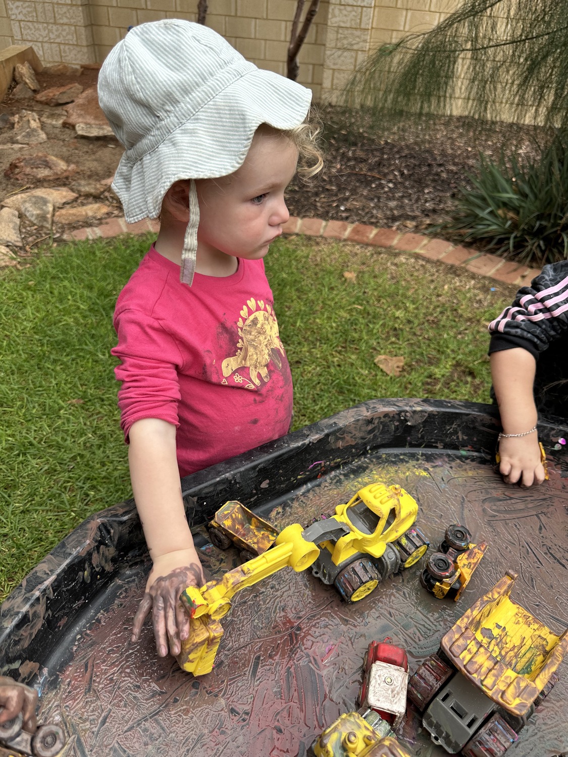 Sonas Atwell - Painting with Trucks - Sonas Childcare